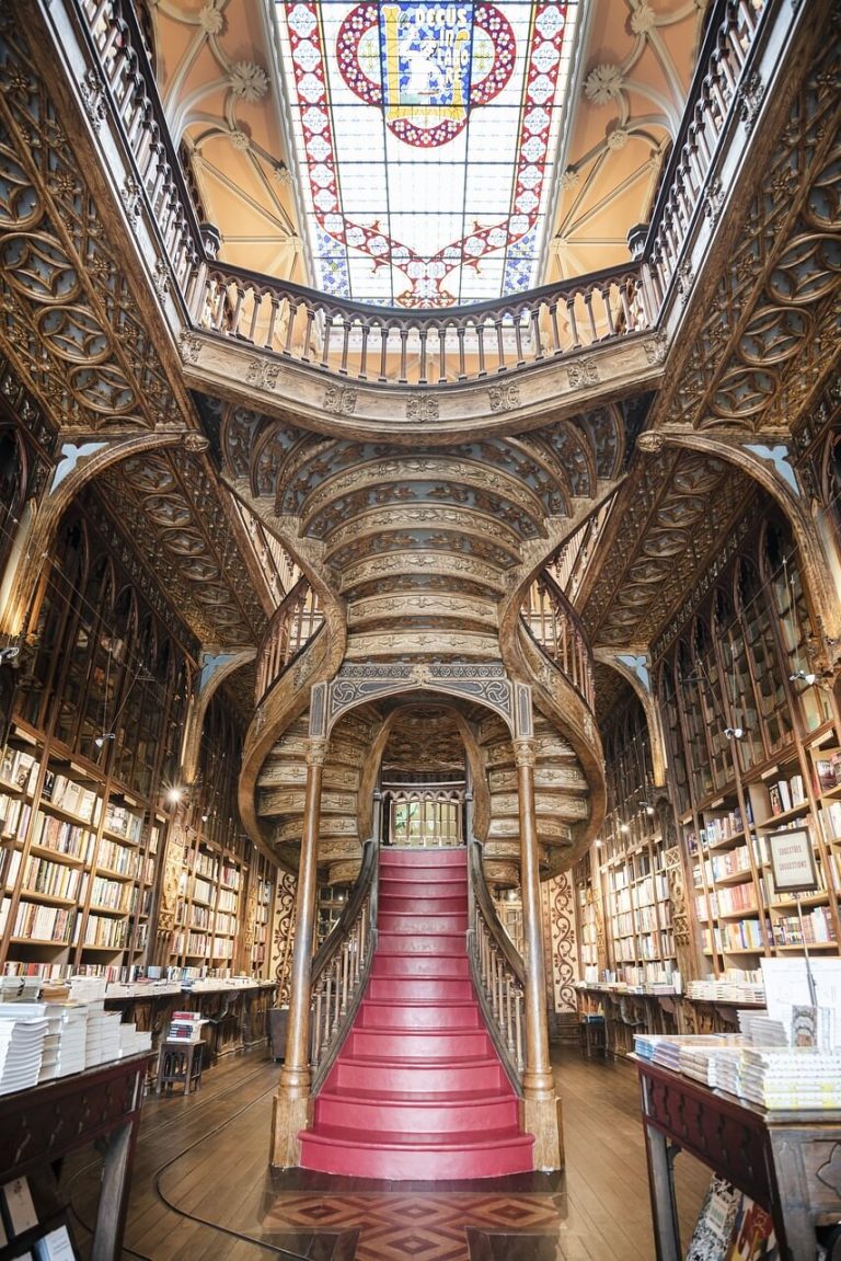 A beleza da Livraria Lello e Irmão no Porto.